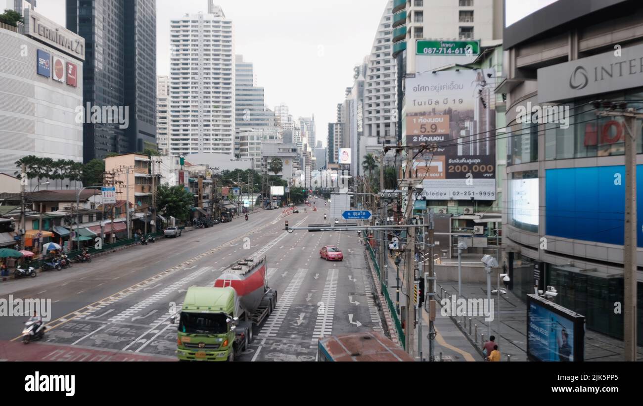 Asok Montri Road, aka Soi Sukhumvit 21, looking to Petchburi Road ...