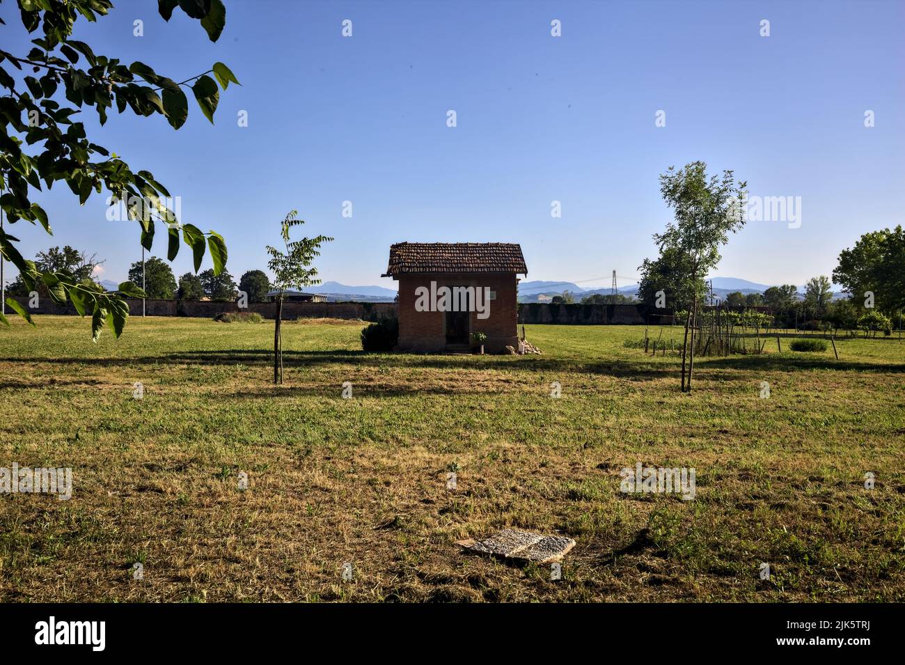 Shack in a field hi-res stock photography and images - Alamy