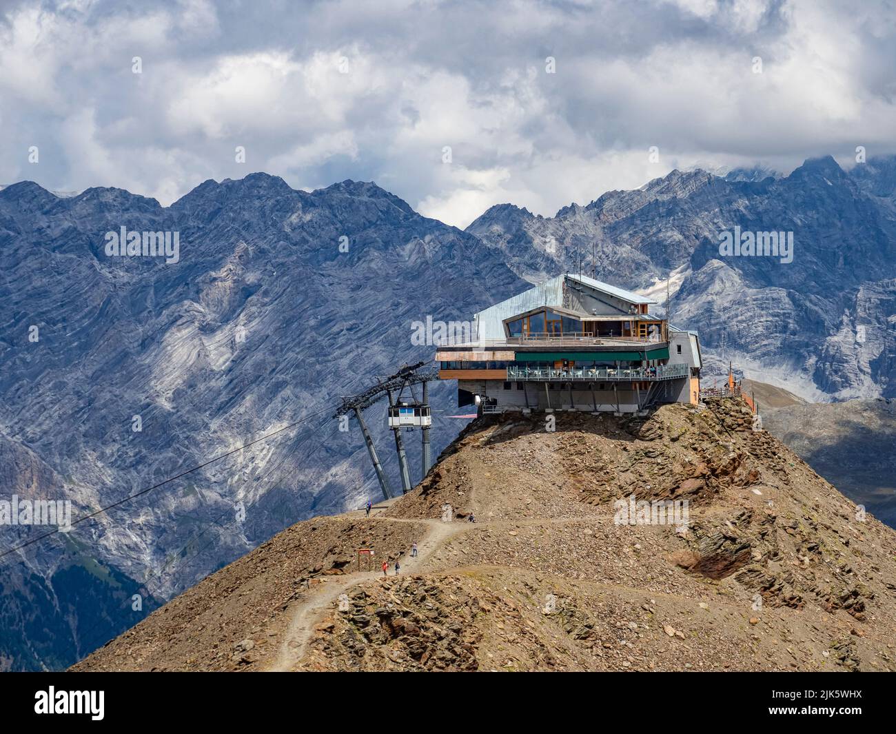 Bormio 3000 cable car arrive on the top of the mountain Stock Photo - Alamy