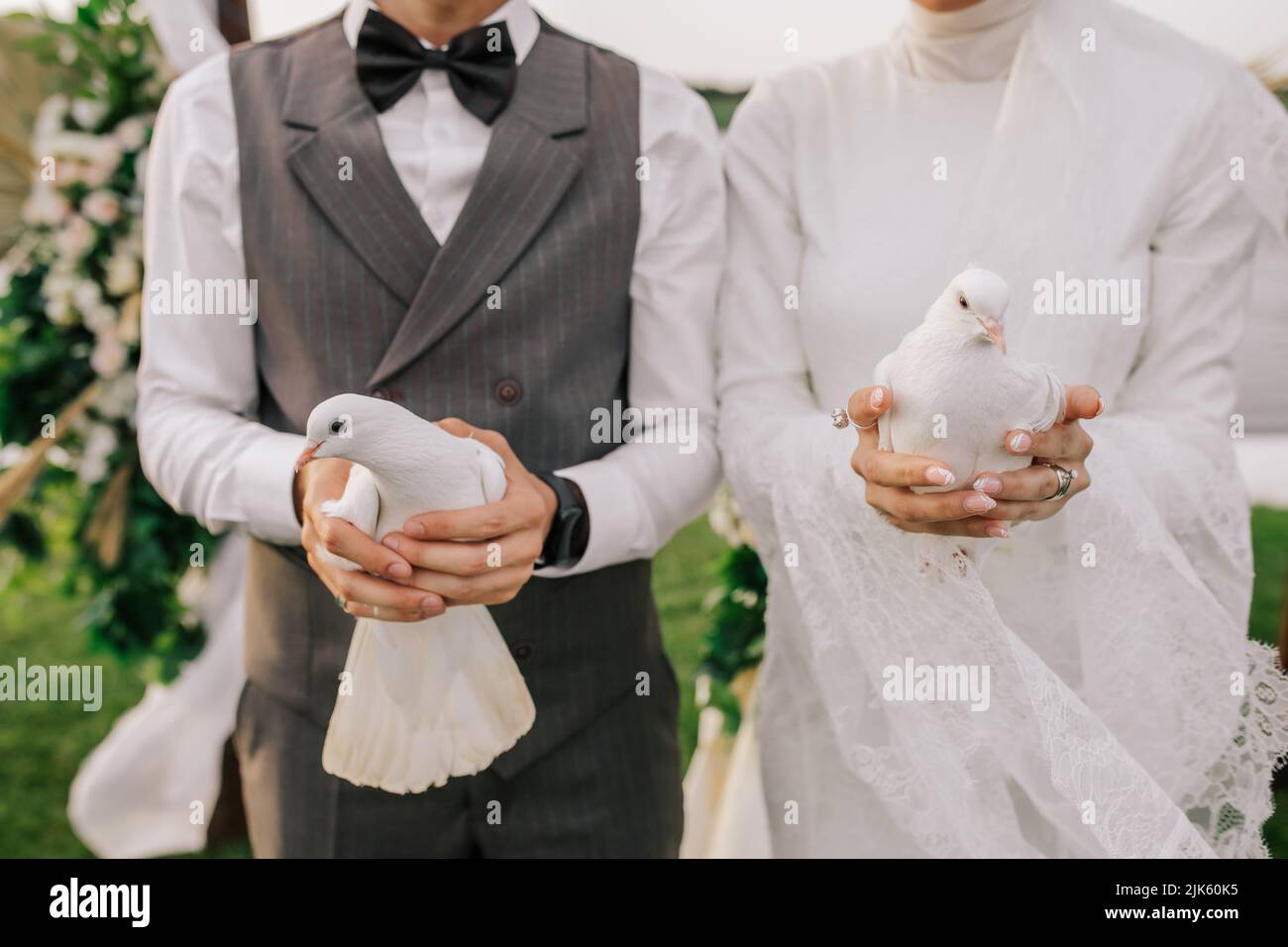 Wedding pigeons. White doves in the hands of the newlyweds Stock Photo ...