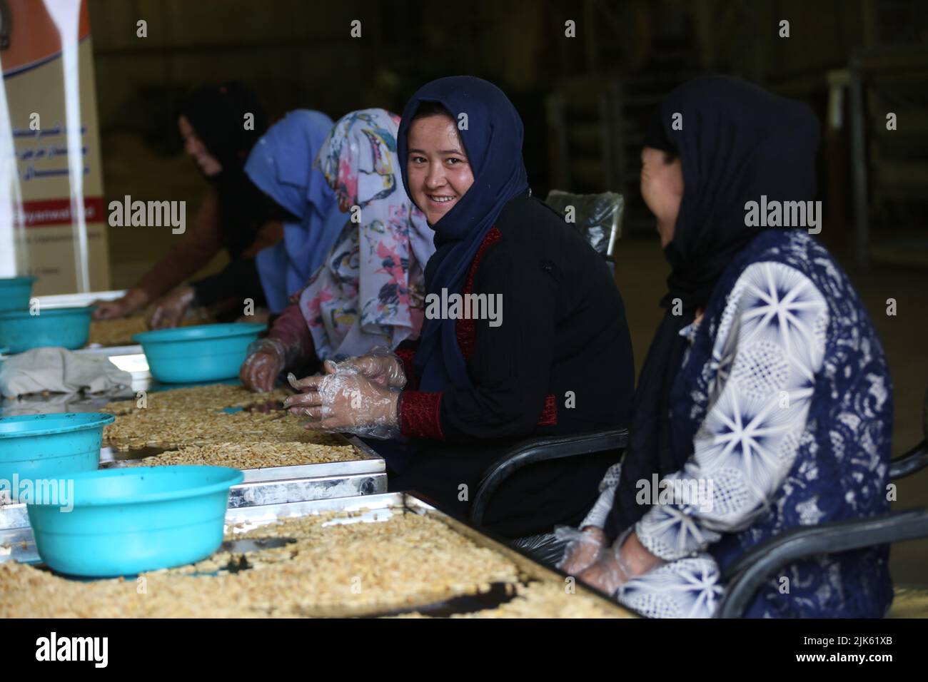 Women work in factory afghanistan hi-res stock photography and images ...