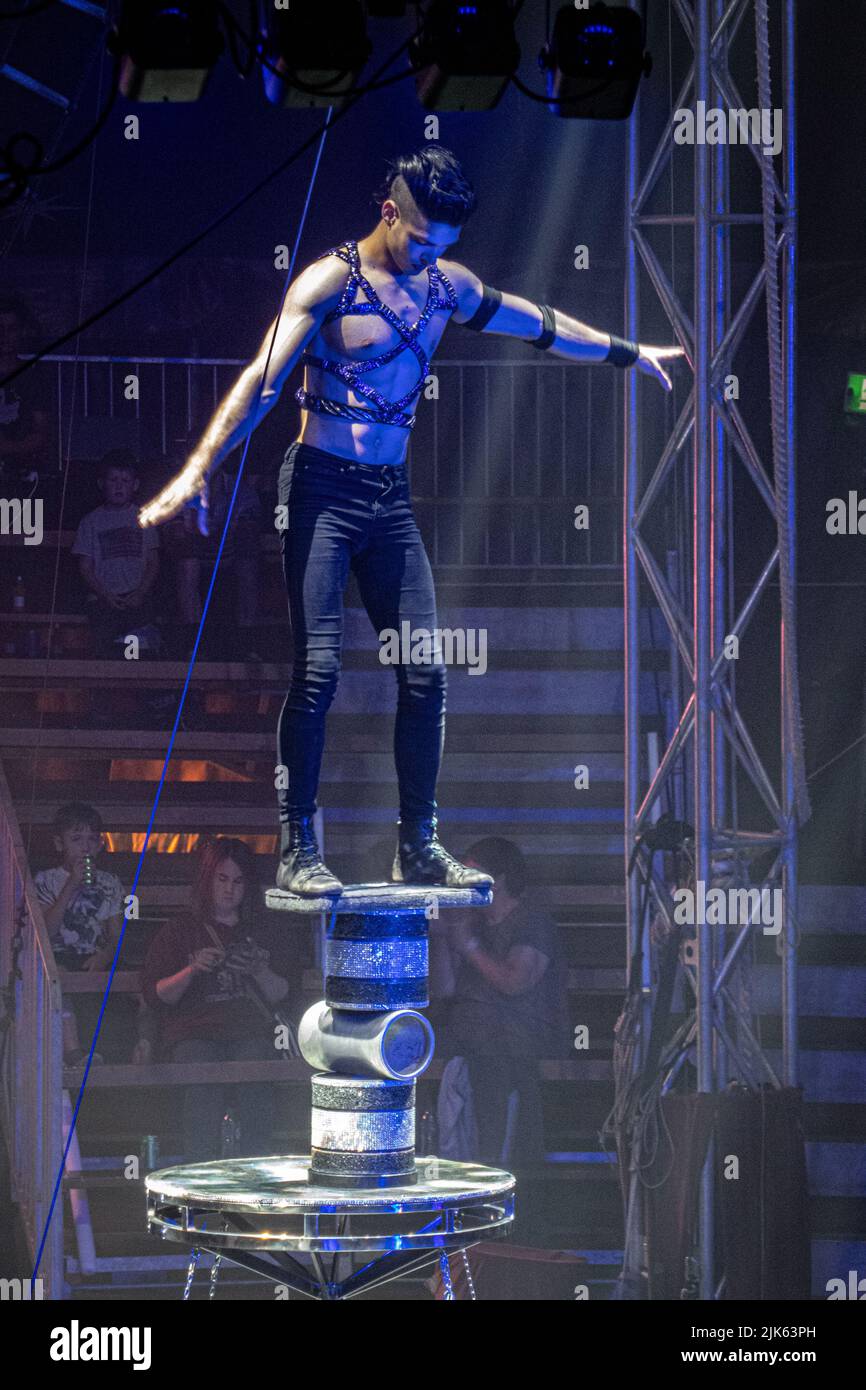 Trapeze dancers hi-res stock photography and images - Alamy