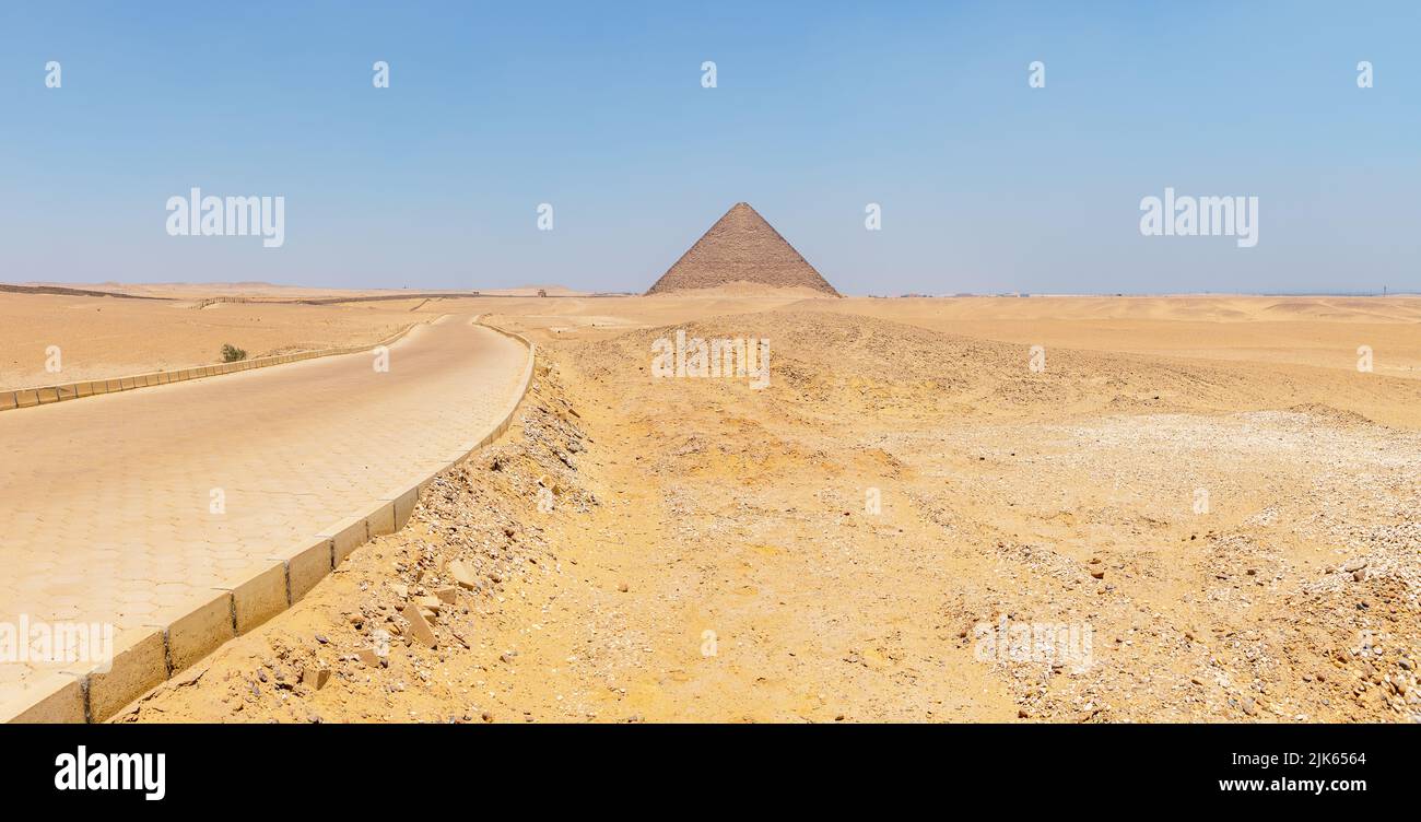 Dahshur egypt view red pyramid hi-res stock photography and images - Alamy
