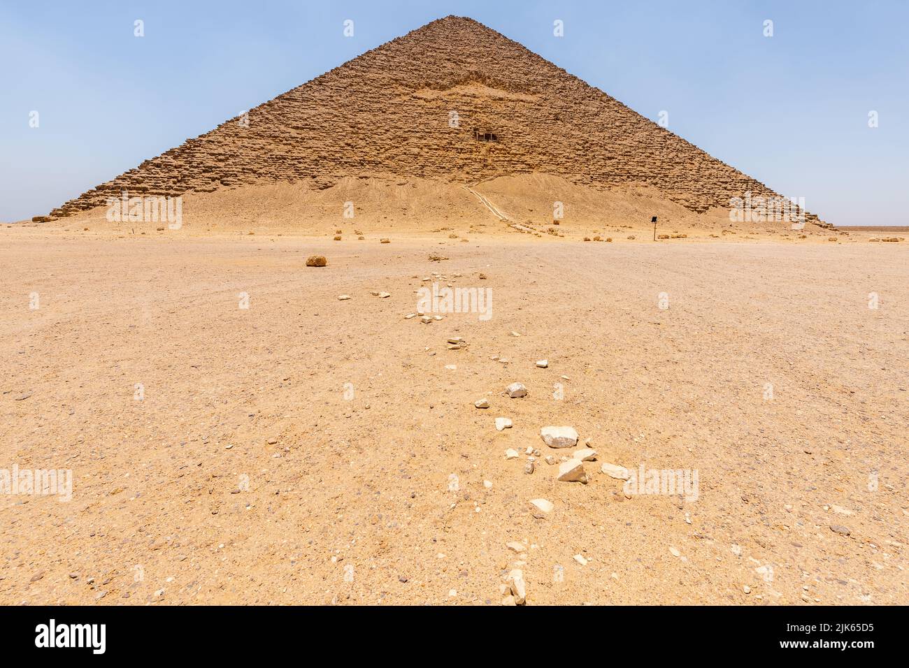 Red pyramid hi-res stock photography and images - Alamy