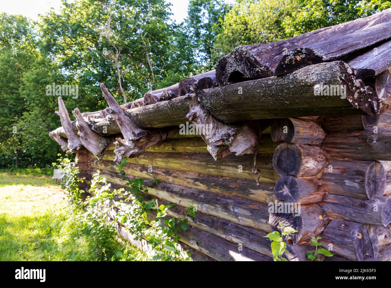 an old way of connecting the roof rafters of a wooden log house from ...