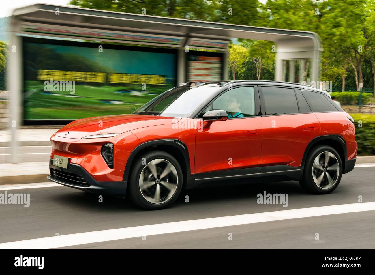 A Nio ES7 Premier Version being driven on an official media test in the ...