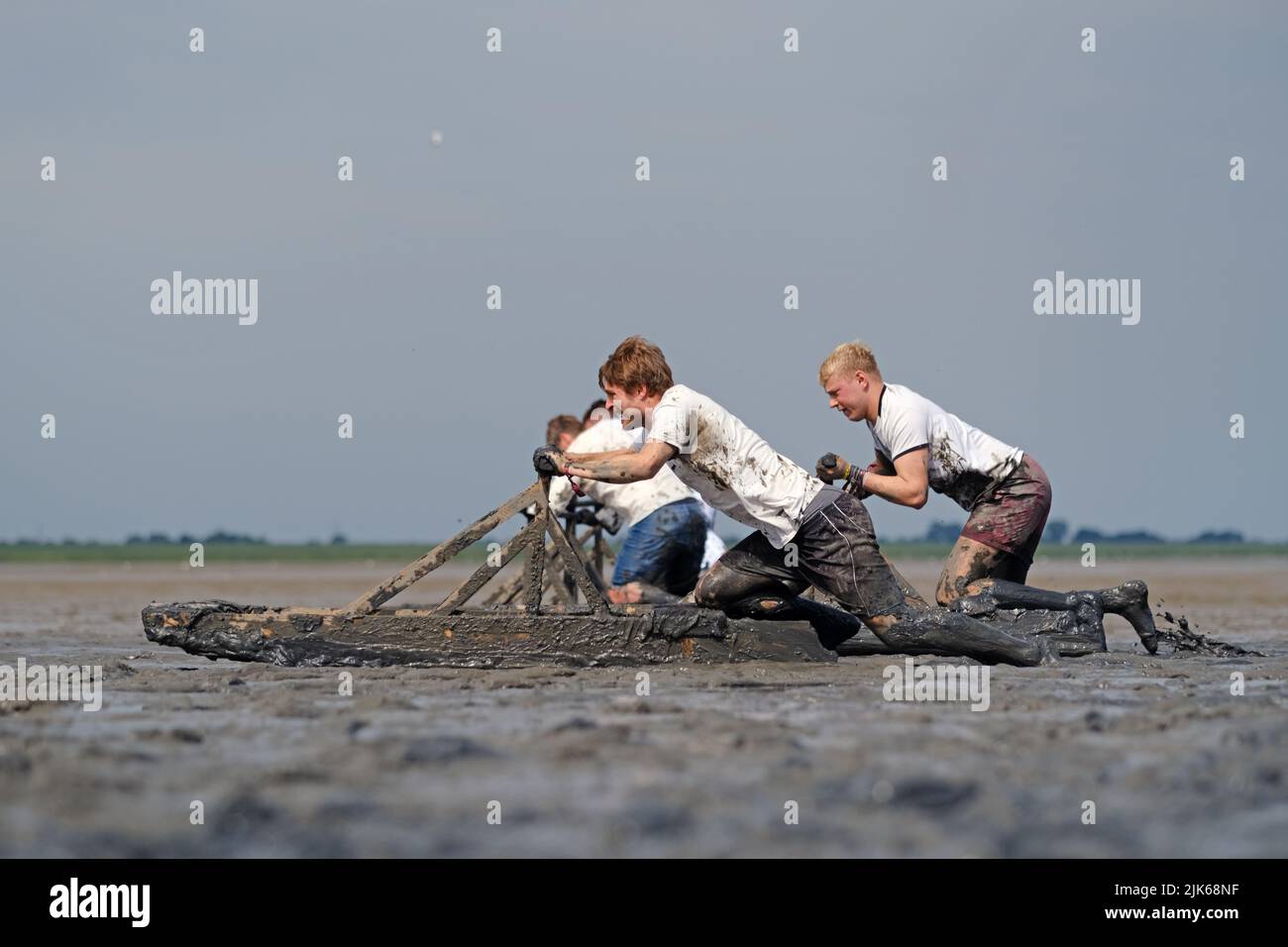 Varel, Germany. 30th July, 2022. Participants of this year's German mud ...