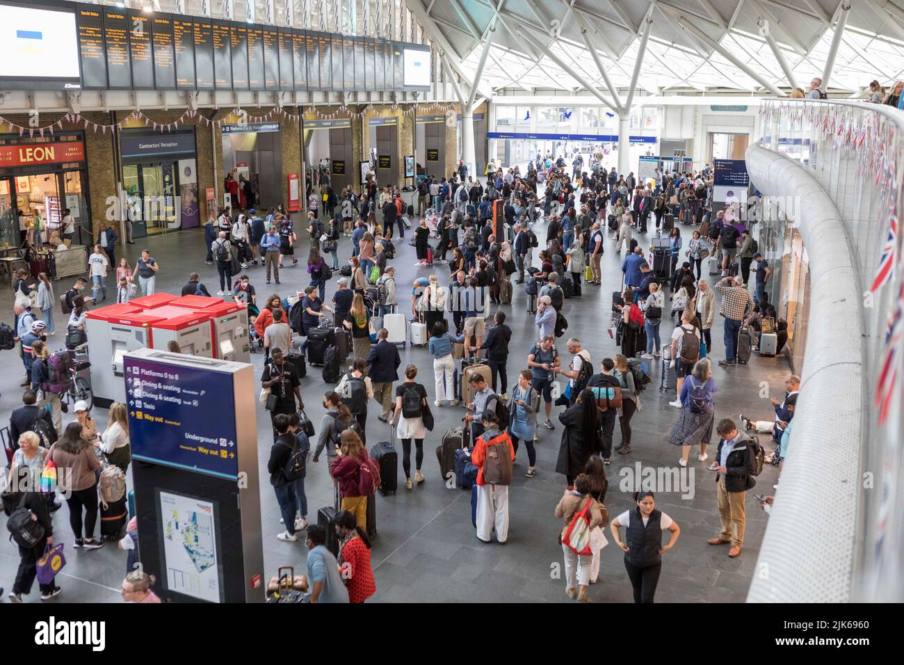 Kings cross station national rail hi-res stock photography and images ...