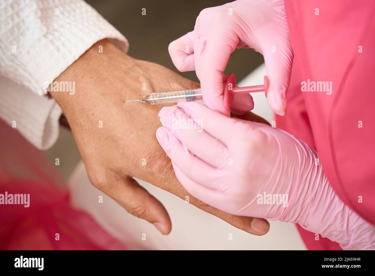 Woman hands making a beauty injection to a man arm Stock Photo - Alamy