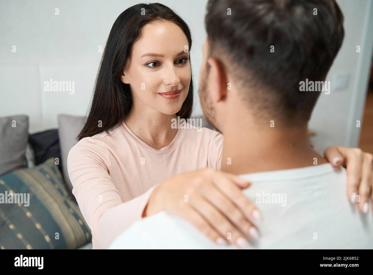Couples hugs hi-res stock photography and images - Alamy
