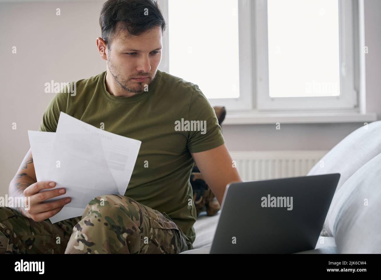 Soldier computer screen hi-res stock photography and images - Alamy