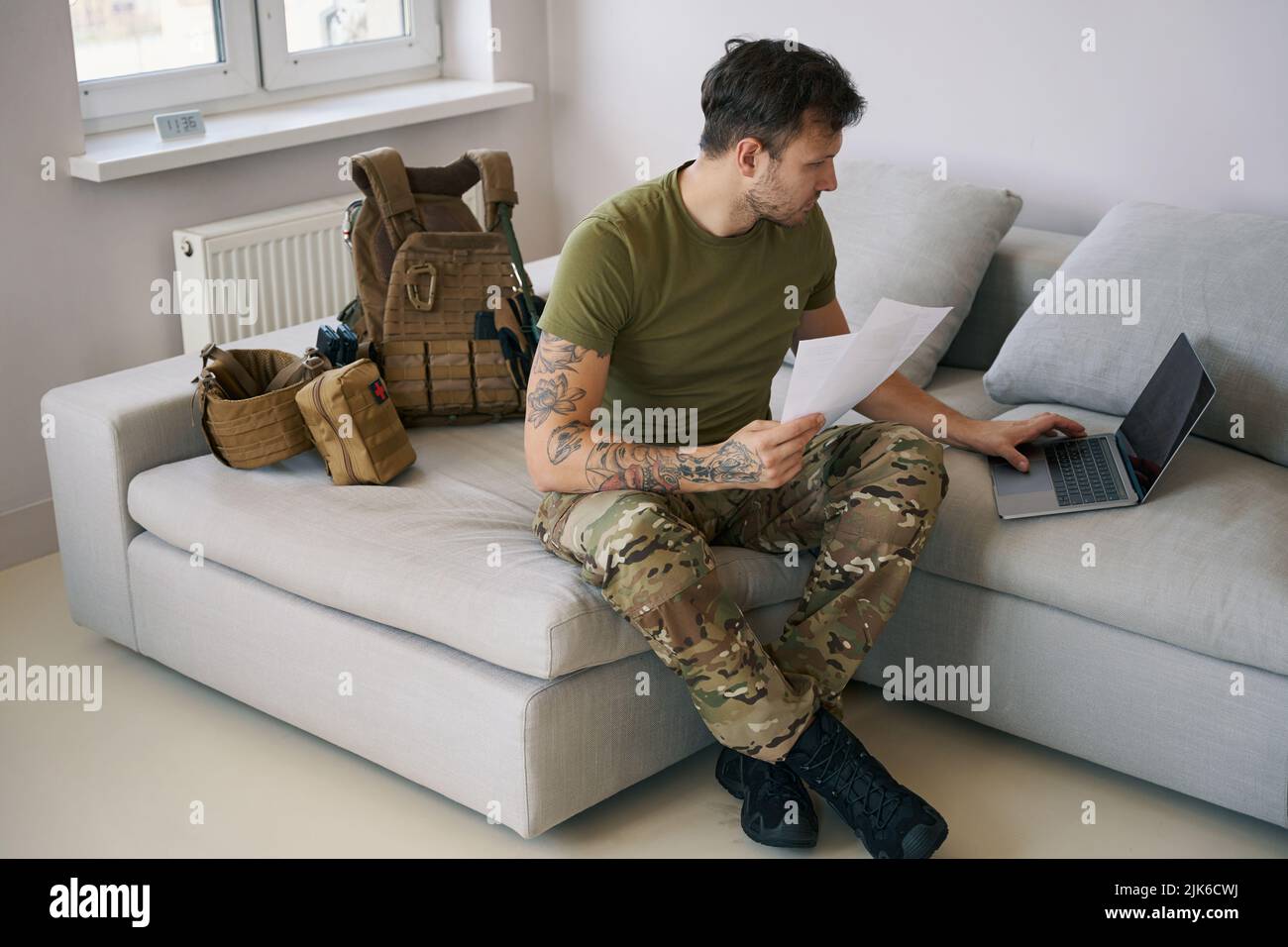 Soldier computer screen hi-res stock photography and images - Alamy