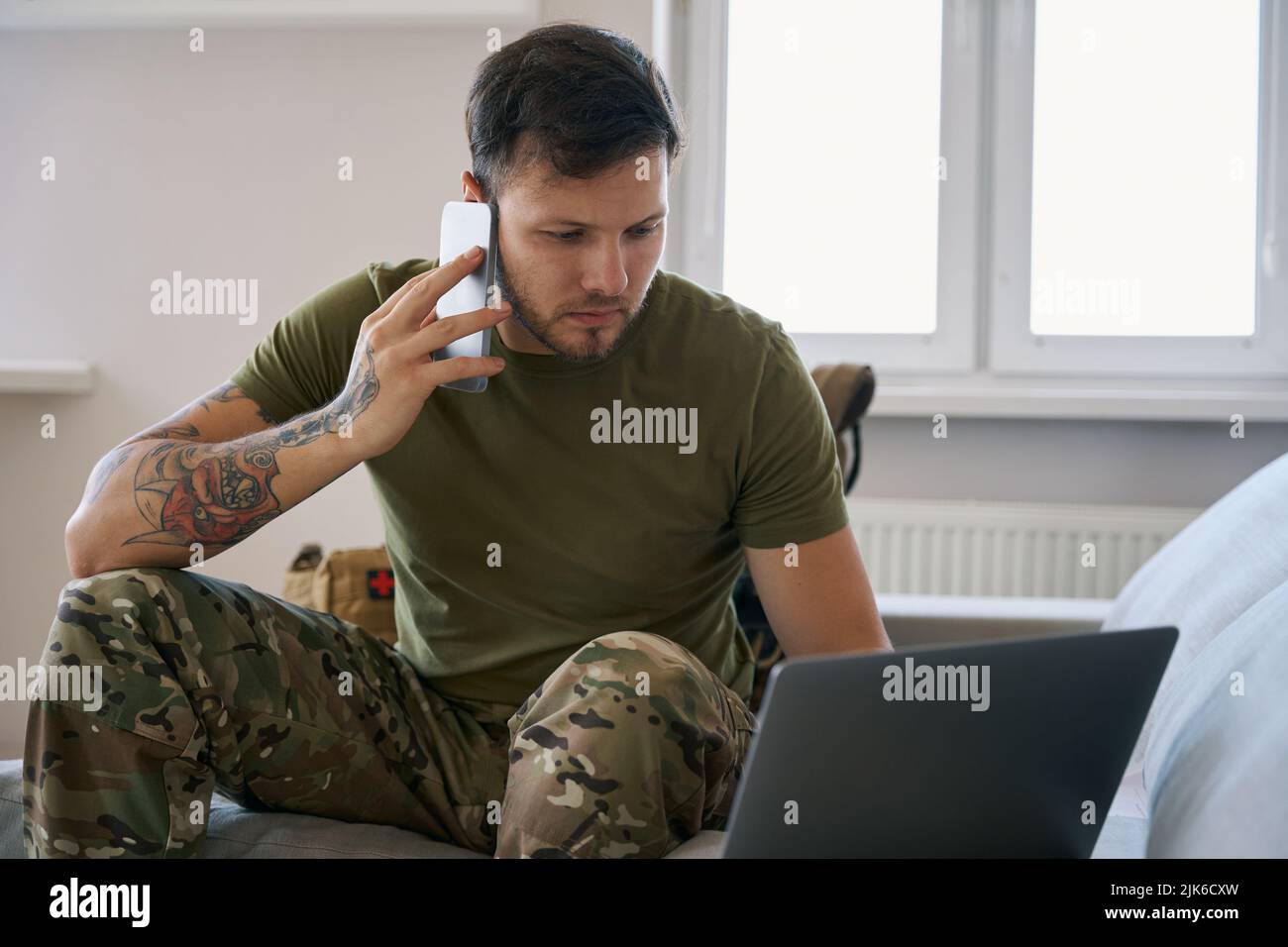 Soldier working on computer hi-res stock photography and images - Alamy