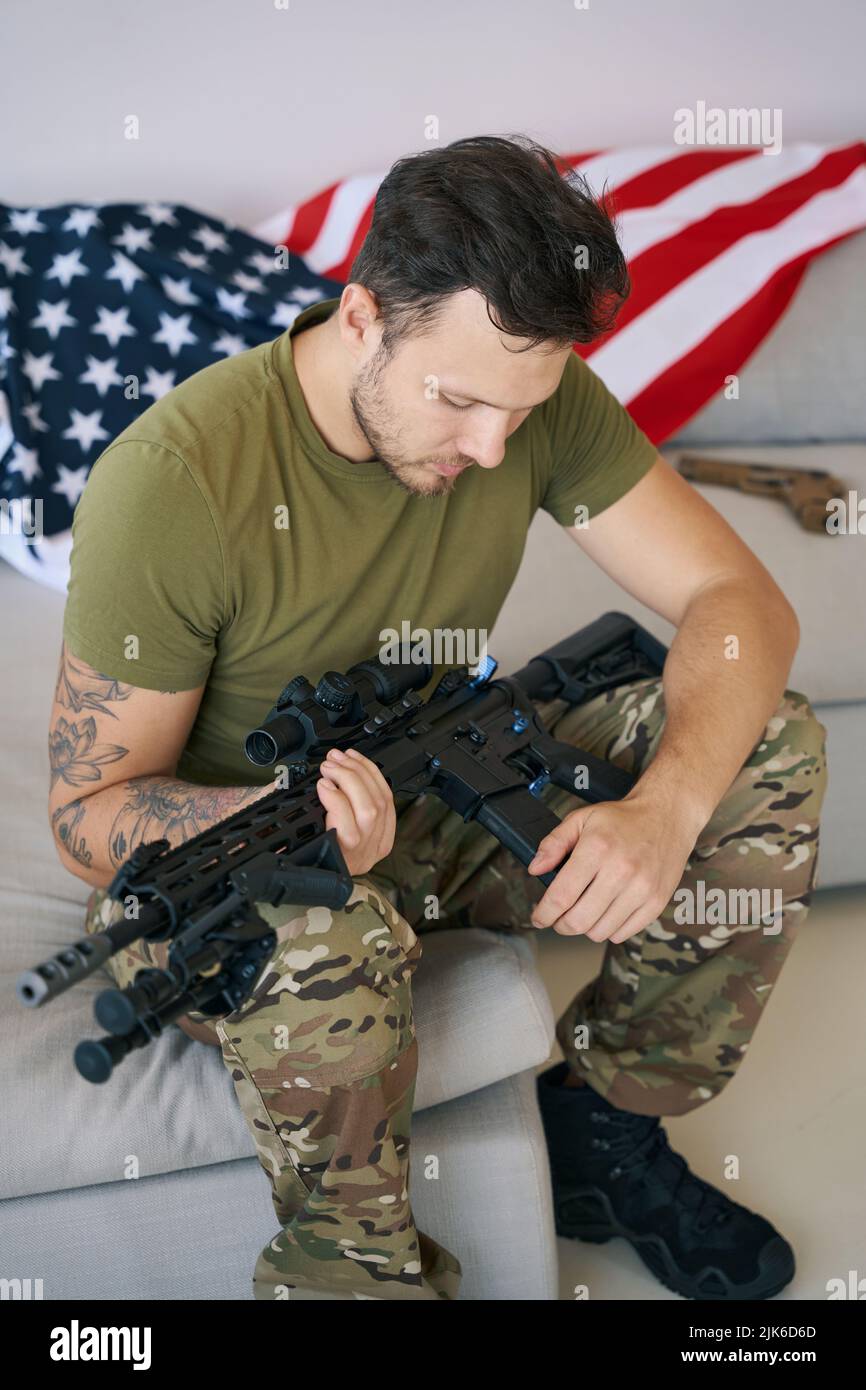 Man check firearm hi-res stock photography and images - Alamy