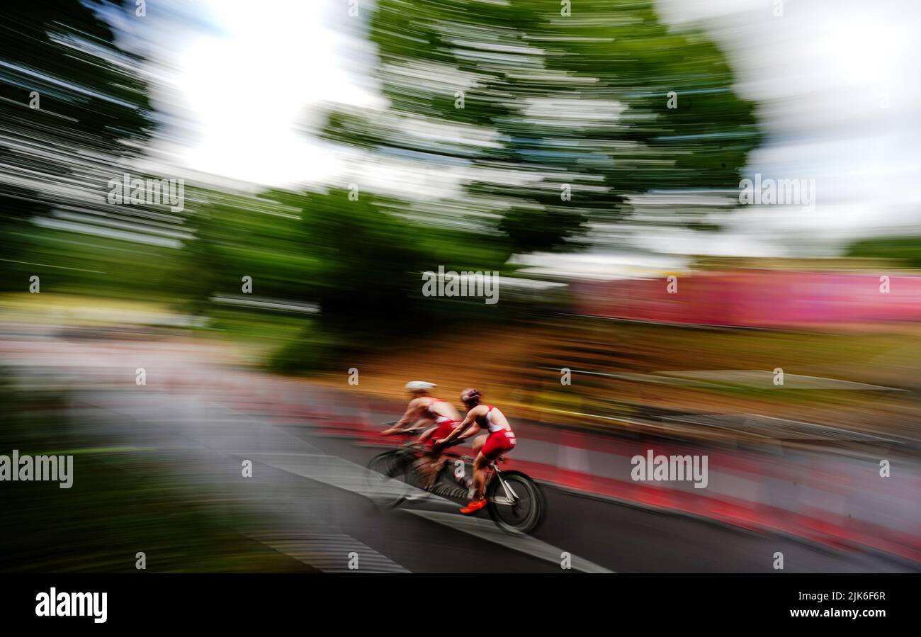 England's Katie Crowhurst and her guide Jessica Fullagar on their way ...