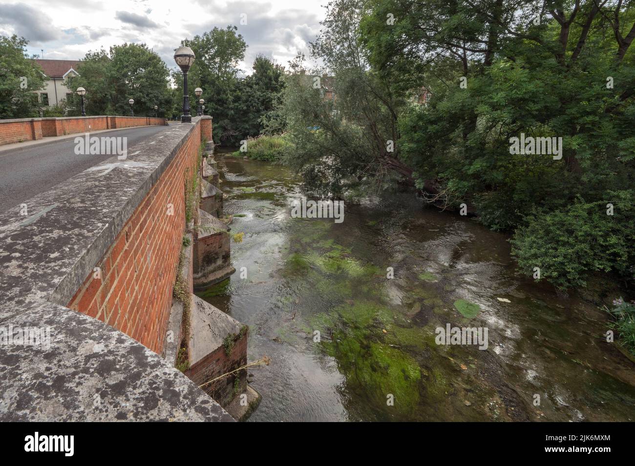 Looking over Leatherhead bridge to flowing river Stock Photo - Alamy