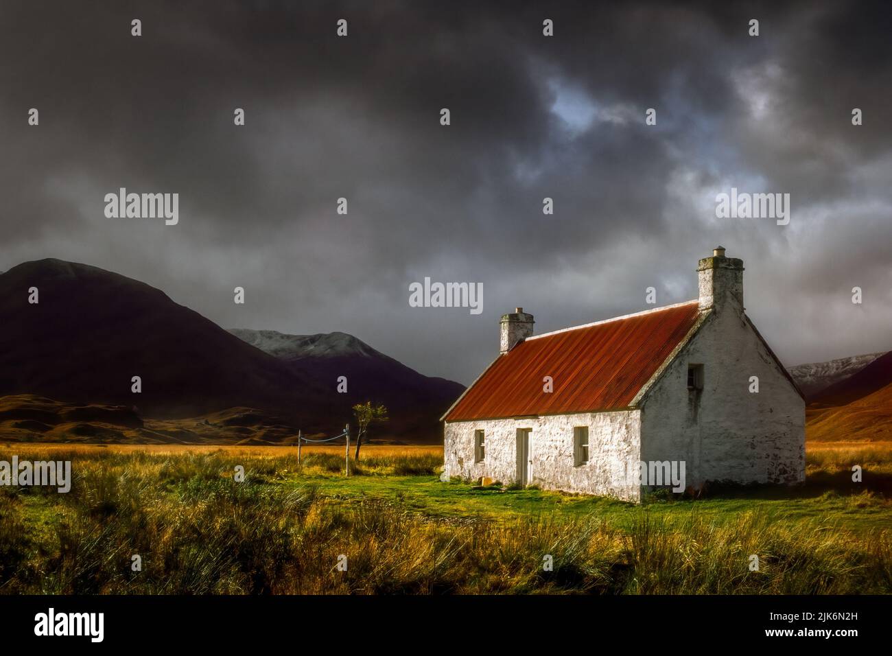 Athnamulloch Bothy in Glen Affric, Scotland Stock Photo - Alamy