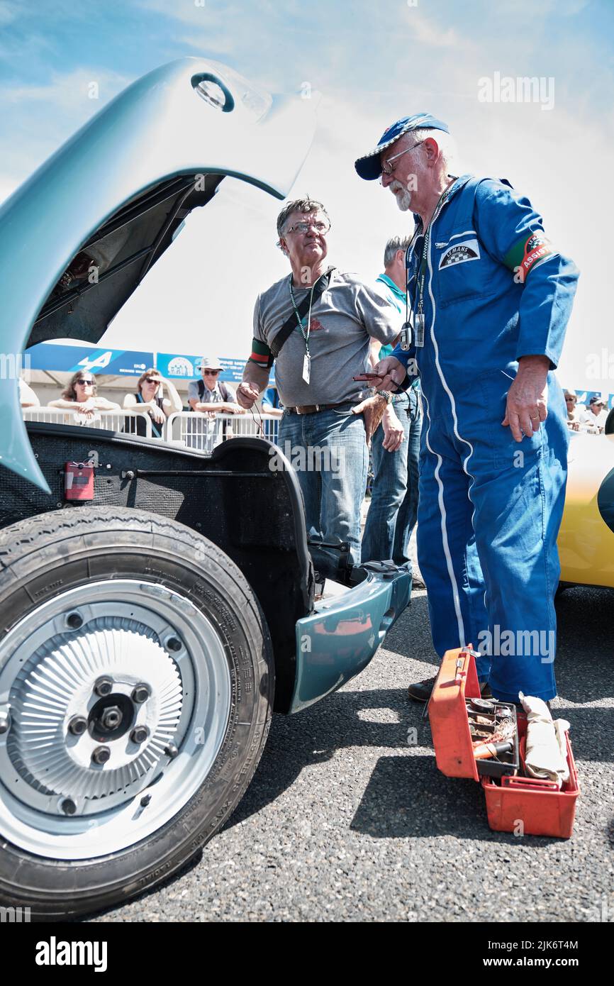 Mechanic mechanics hi-res stock photography and images - Alamy