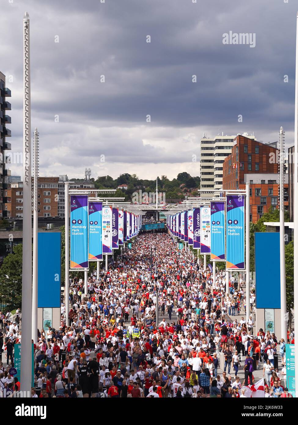 Wembley stadium fans walk hi-res stock photography and images - Alamy