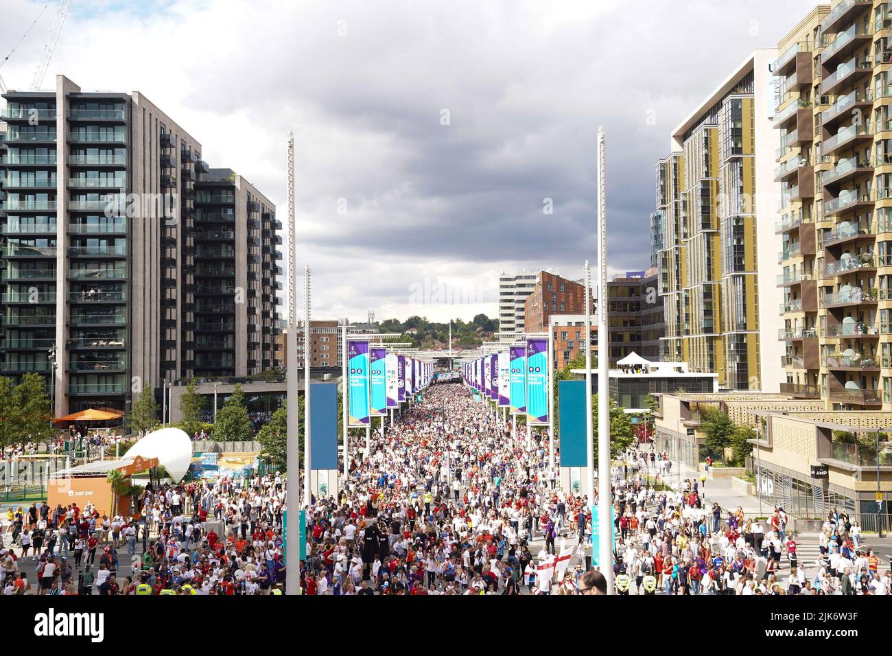 Wembley stadium fans walk hi-res stock photography and images - Alamy