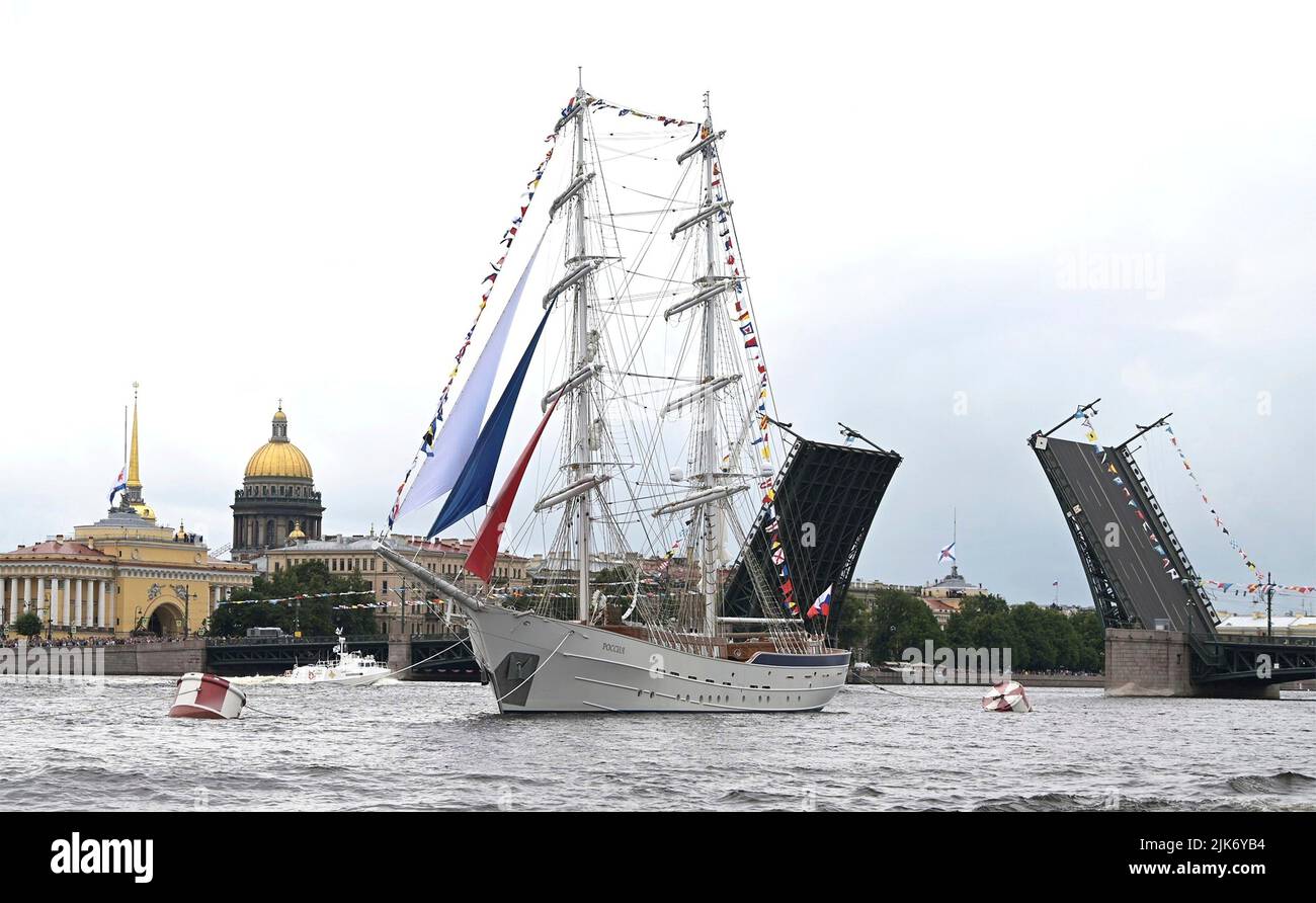 Square rigged ships hi-res stock photography and images - Alamy