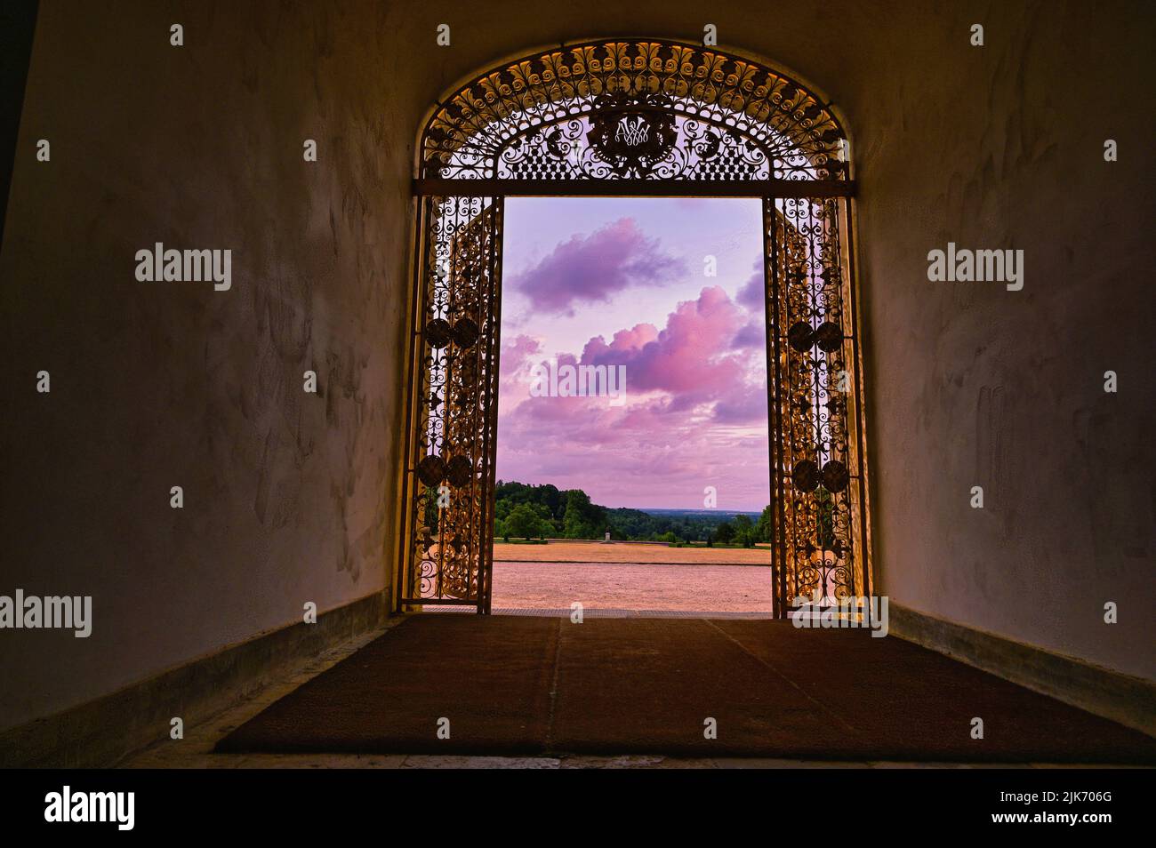 Gold gates open hi-res stock photography and images - Alamy