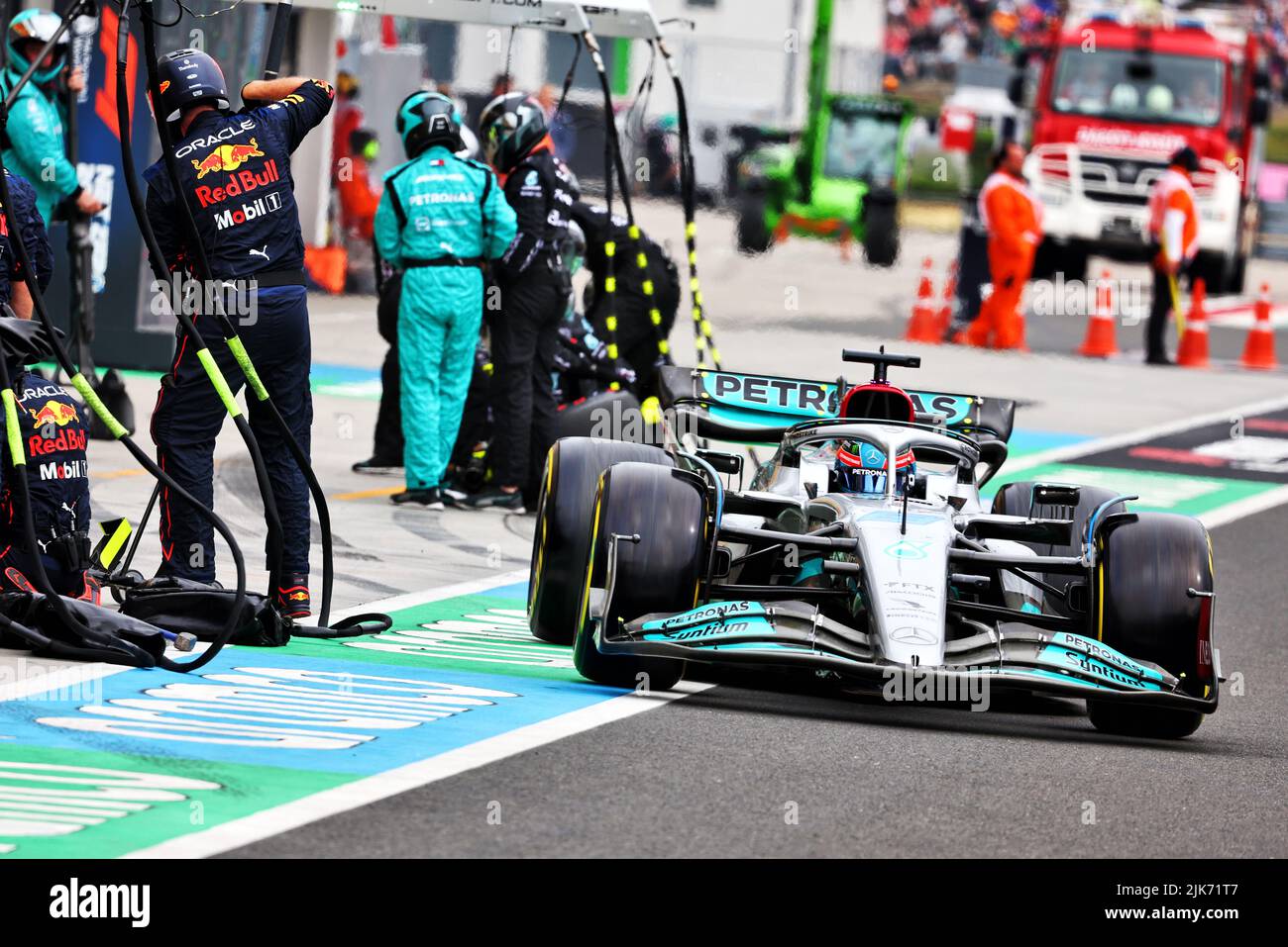 2022 formula one pit stop mercedes hi-res stock photography and images ...