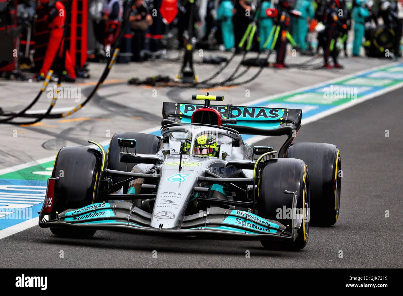 2022 formula one pit stop mercedes hi-res stock photography and images ...