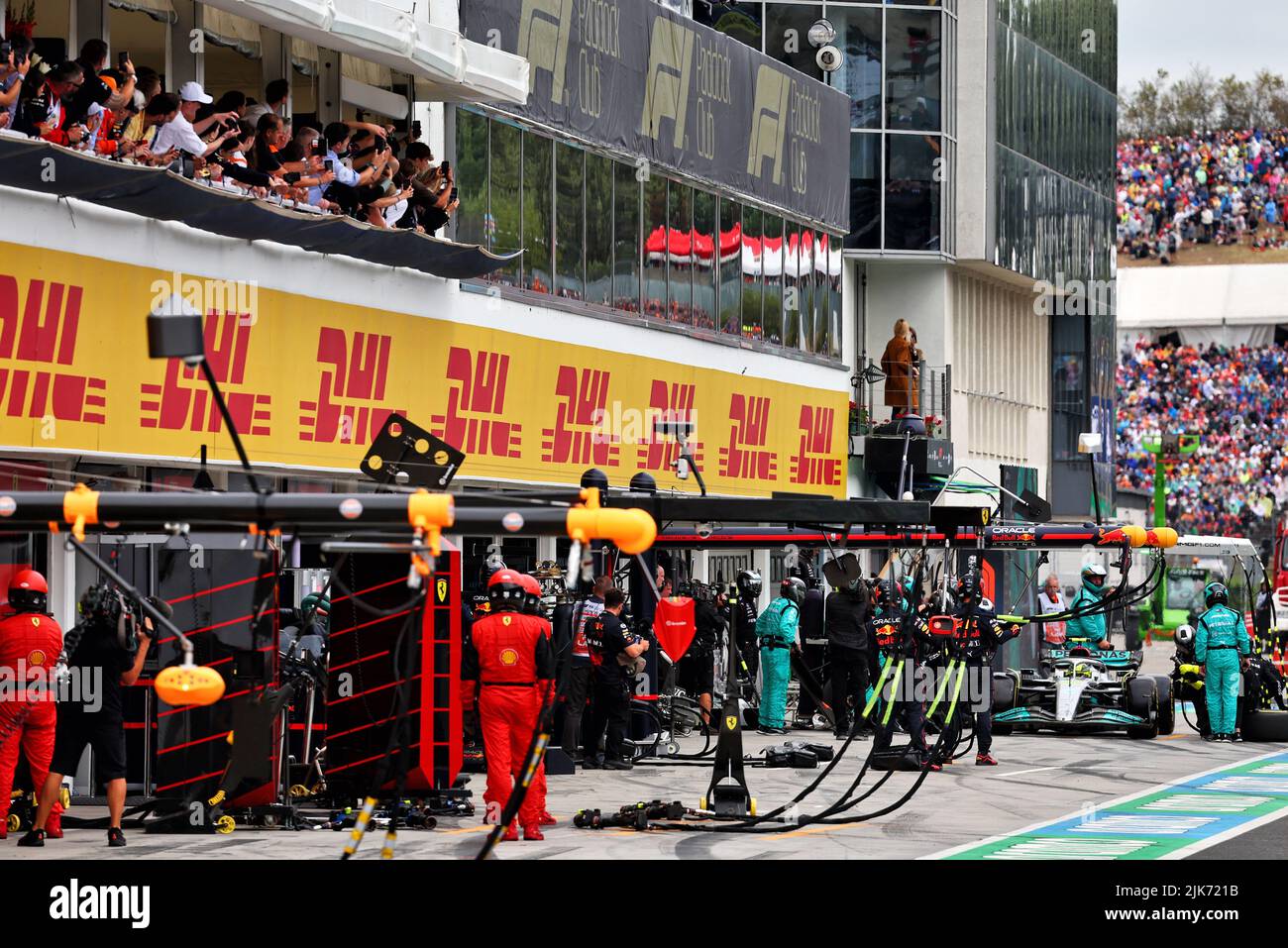 2022 formula one pit stop mercedes hi-res stock photography and images ...