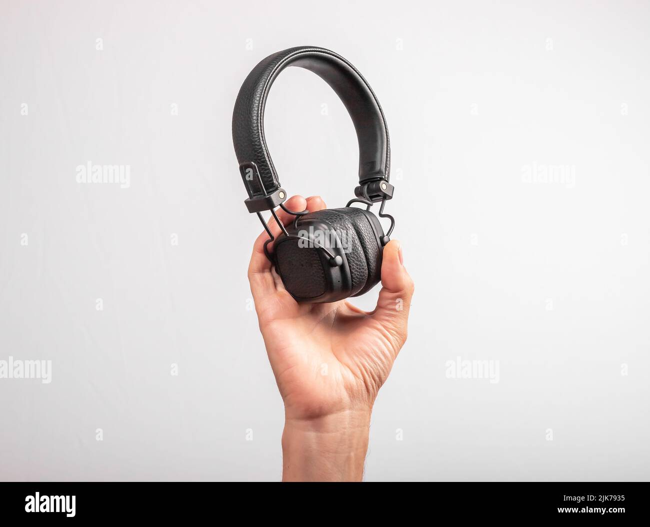 Hand holding headphones hi-res stock photography and images - Alamy