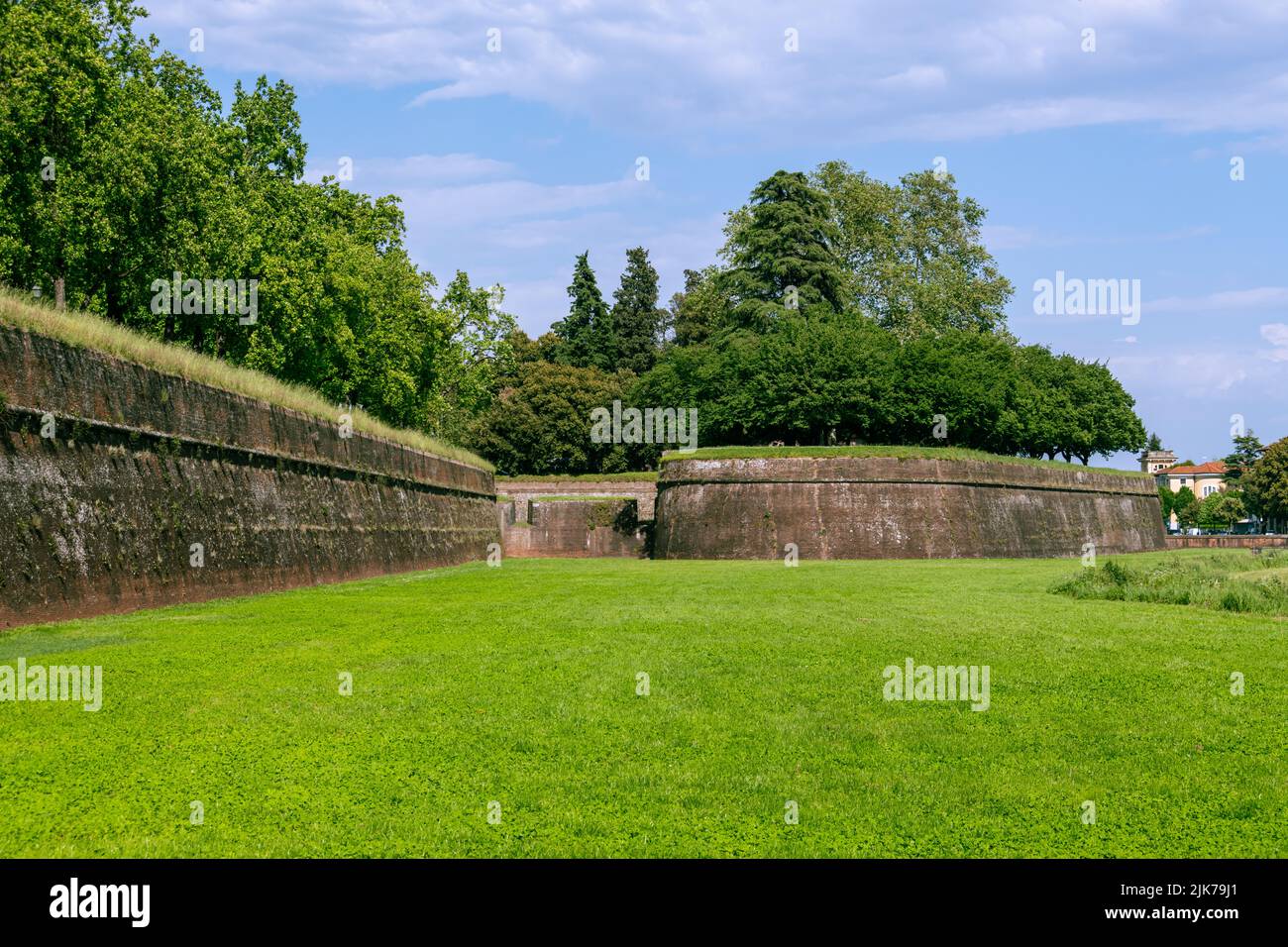 The Famous City Wall Of Lucca In Tuscany Stock Photo - Alamy