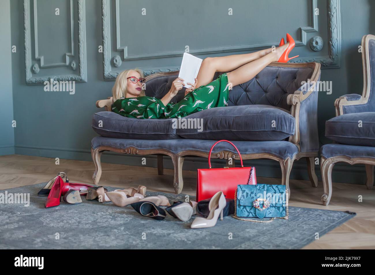 Reading vogue magazine hi-res stock photography and images - Alamy