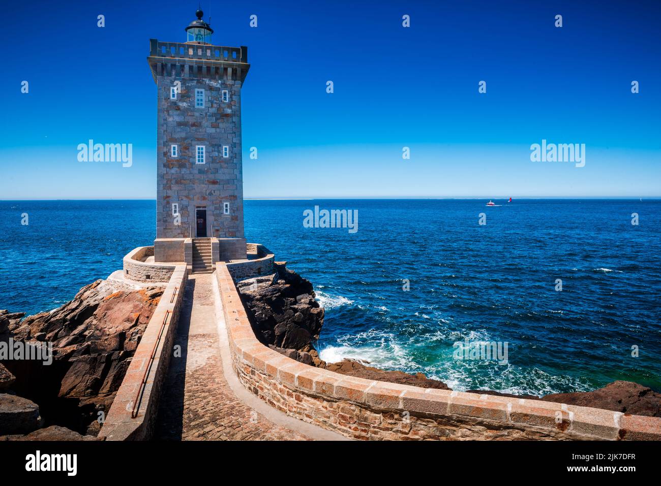 Kermorvan lighthouse in front of the Atlantic ocean Stock Photo - Alamy