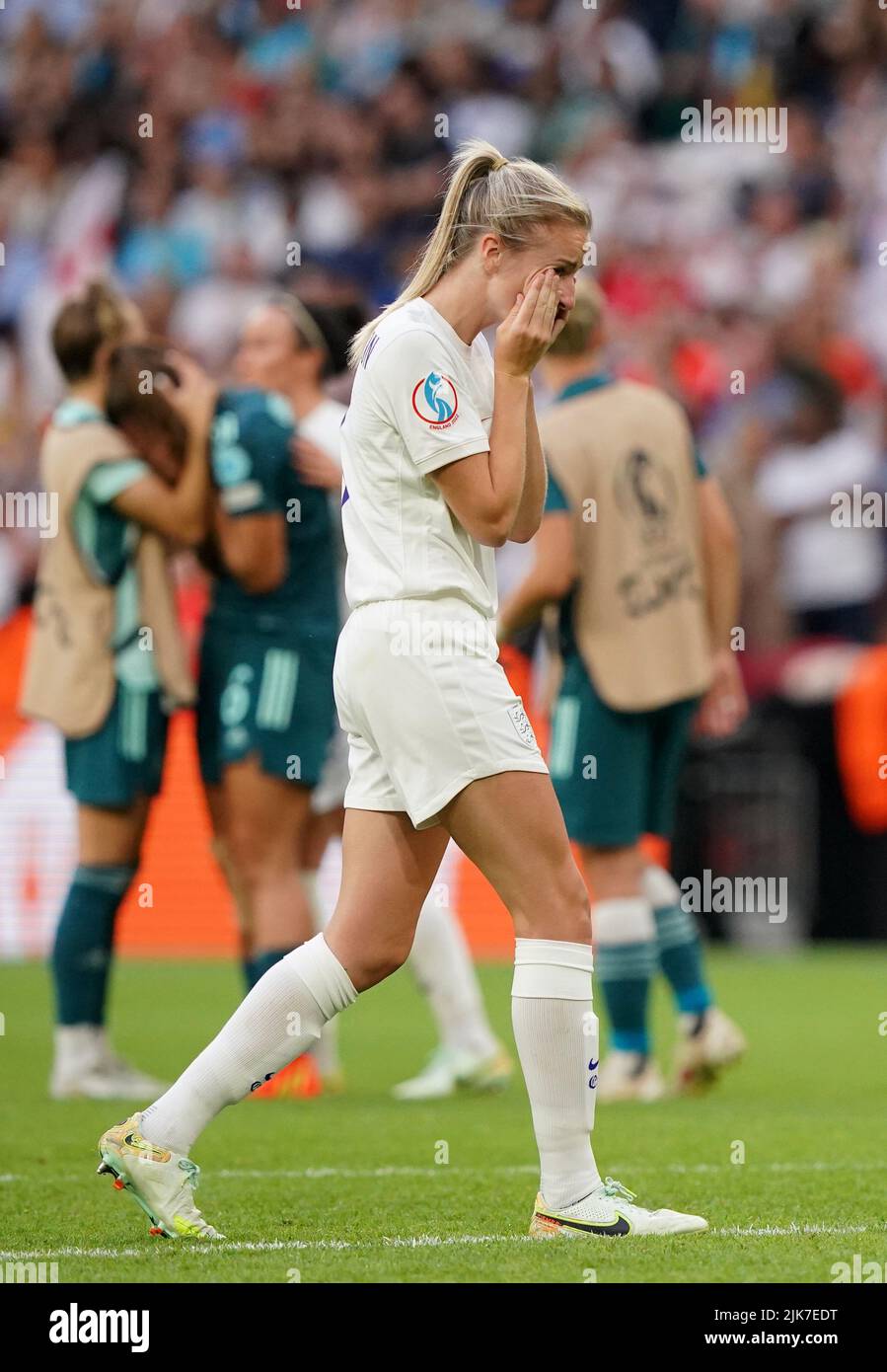 Leah williamson england celebrate hi-res stock photography and images ...