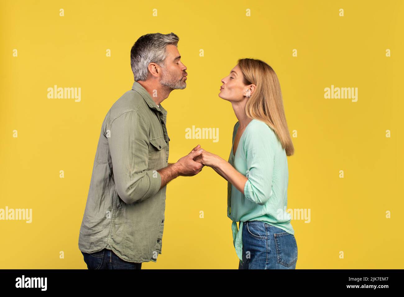 Man lips kiss profile hi-res stock photography and images - Alamy
