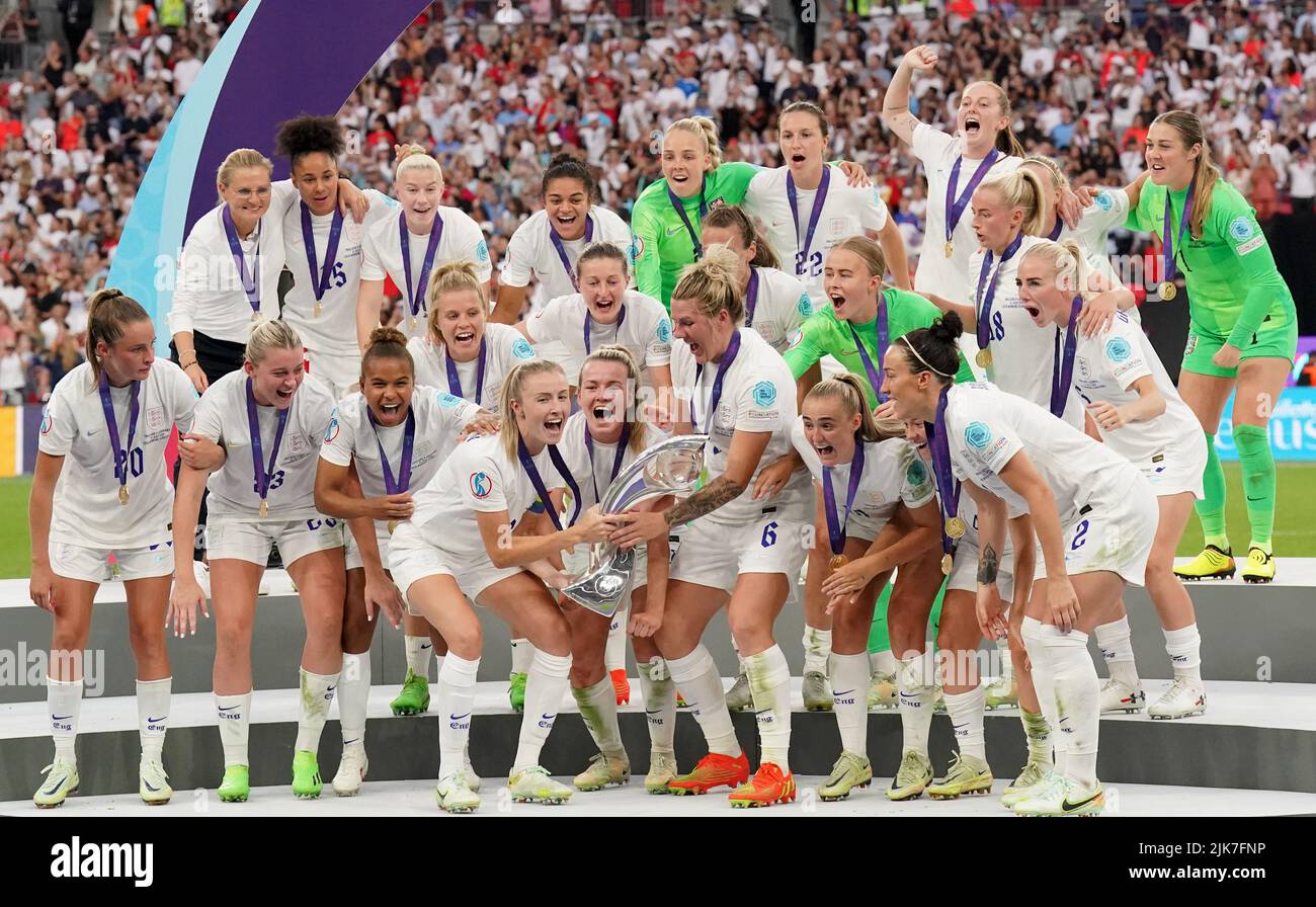 England lift trophy euro 2022 hi-res stock photography and images - Alamy
