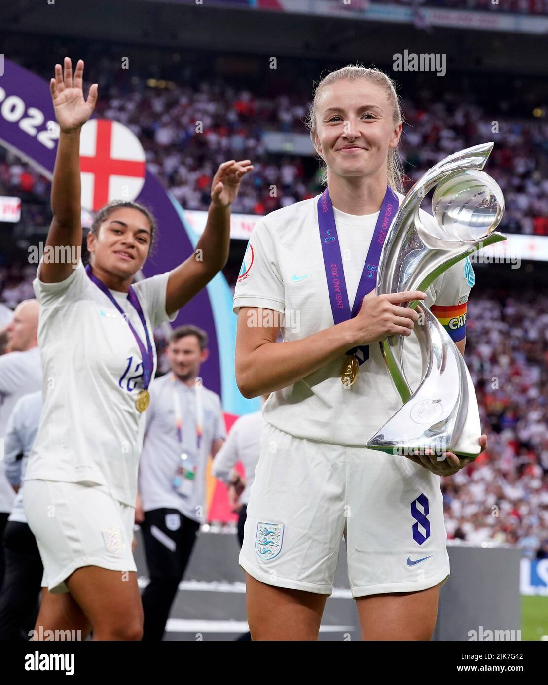 Englands Leah Williamson Lifts The Uefa Womens Euro 2022 Trophy