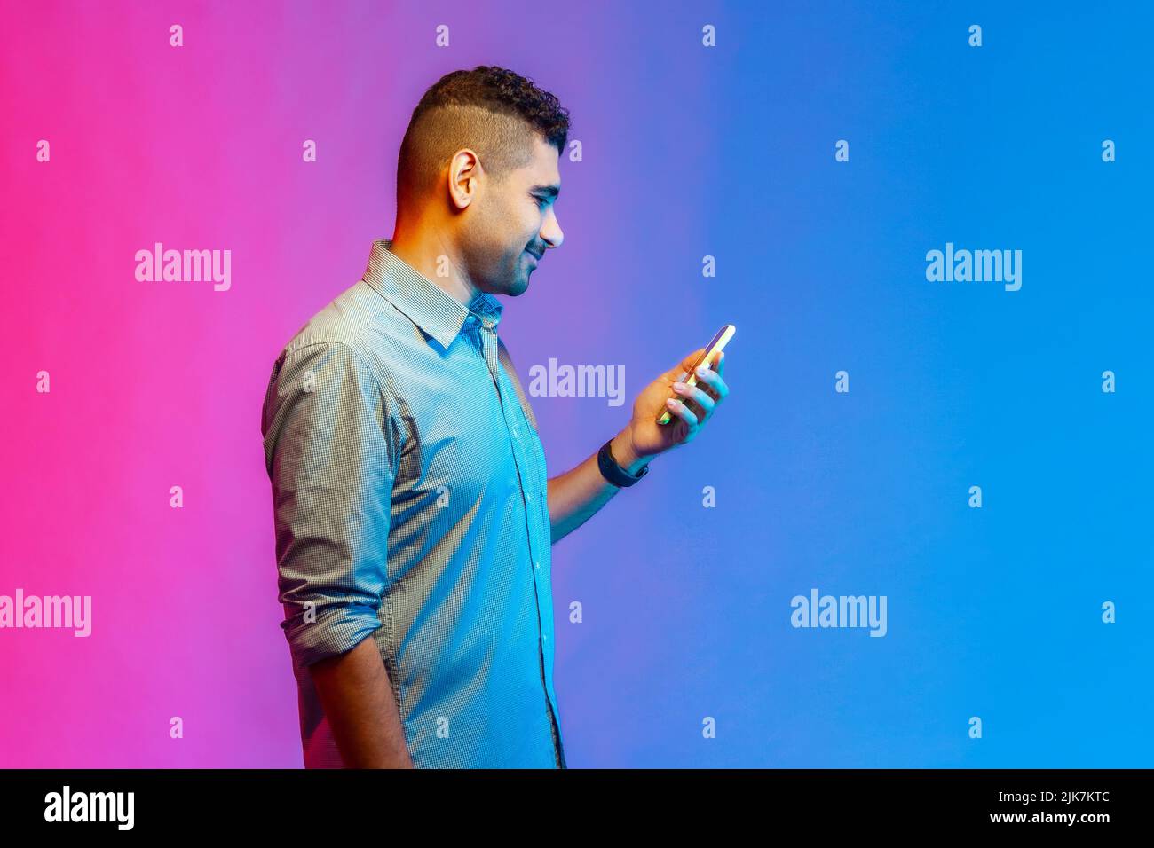 Arab people chatting in hi-res stock photography and images - Alamy