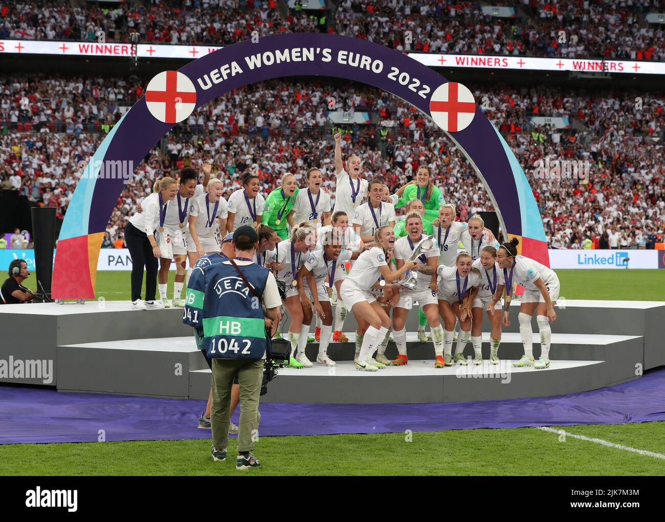 London, UK. 31st July, 2022. England lift the Women's European ...