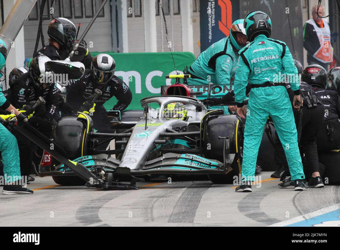 2022 formula one pit stop mercedes hi-res stock photography and images ...