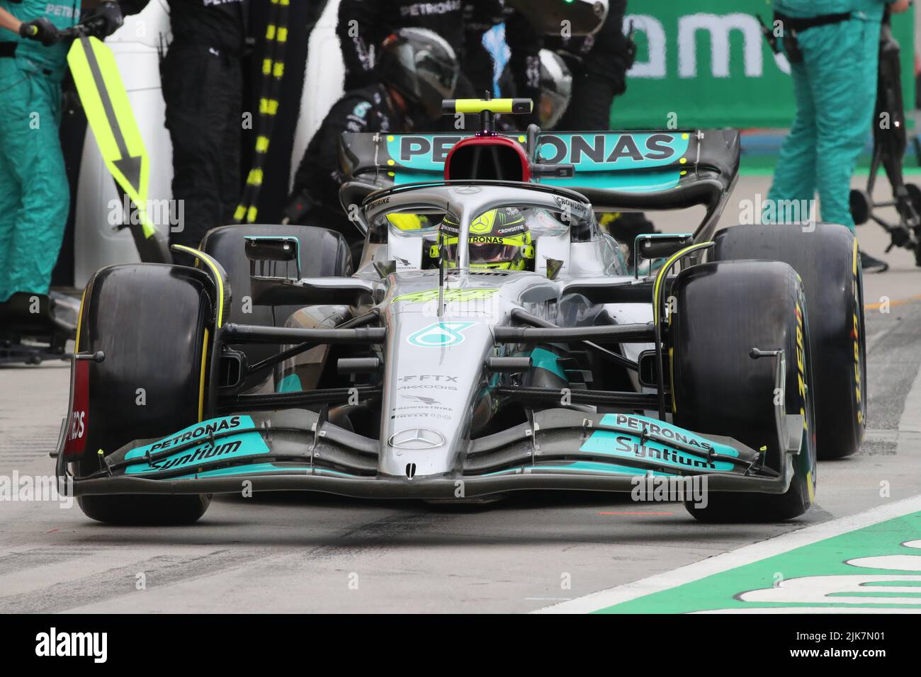 2022 formula one pit stop mercedes hi-res stock photography and images ...