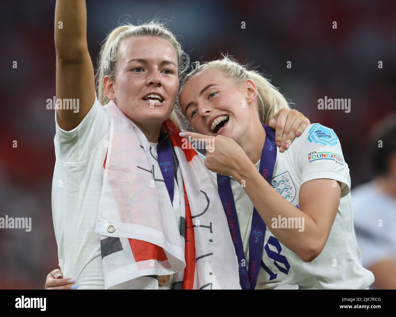 London, UK. 31st July, 2022. Lauren Hemp of England and Chloe Kelly of ...