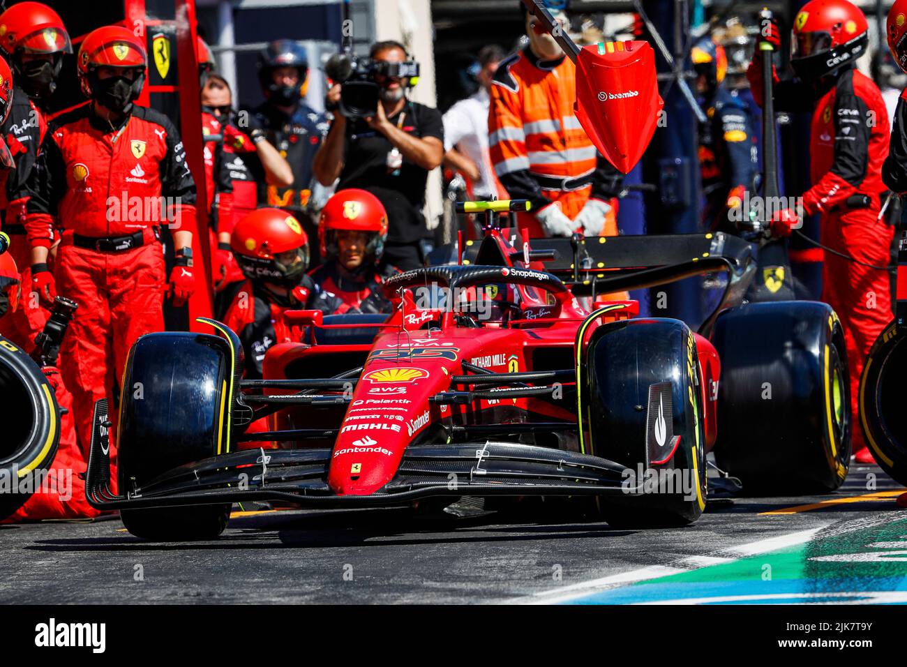 Formula 1 ferrari tire change hi-res stock photography and images - Alamy