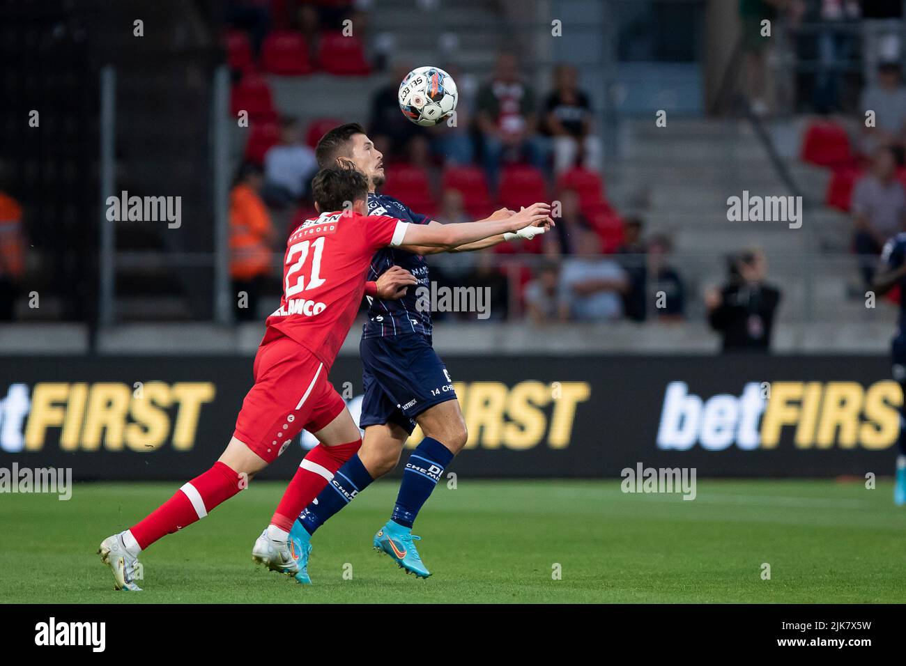 Antwerp's Sam Vines and Essevee's Alessandro Ciranni pictured in action ...