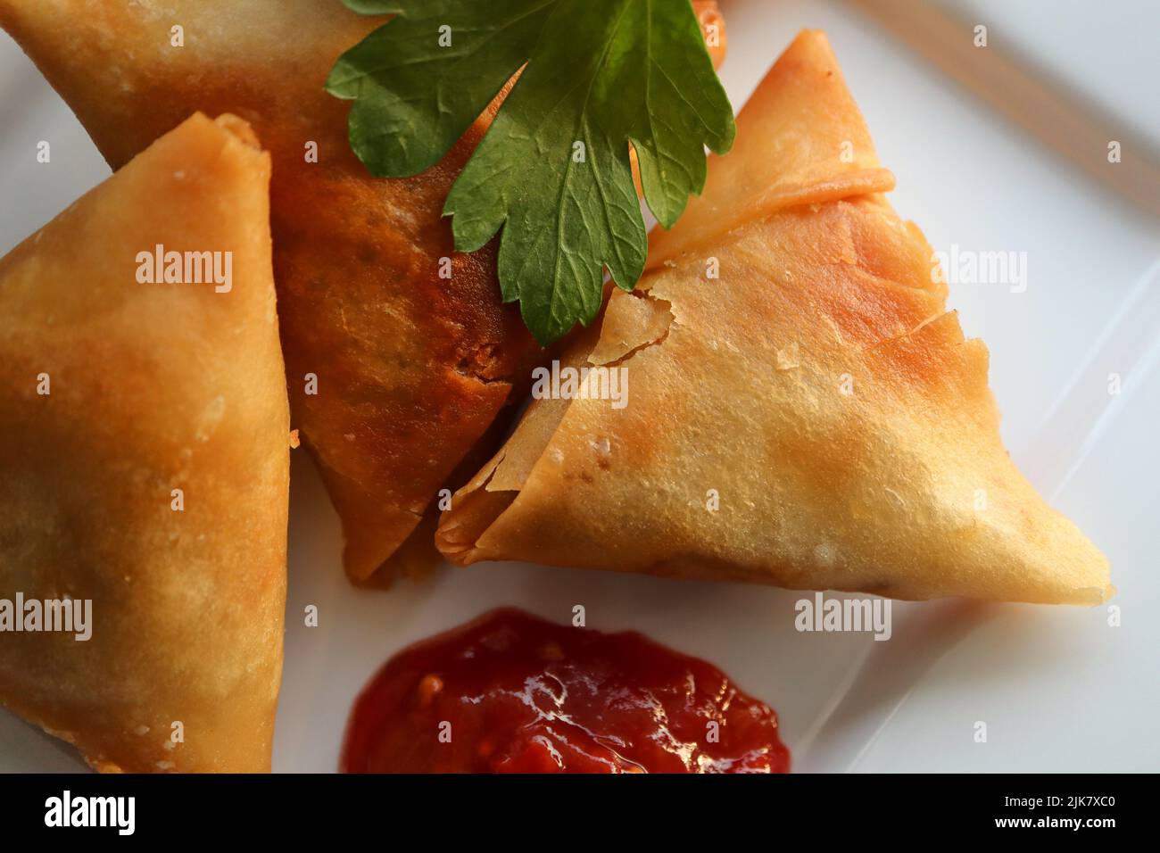 Samosa on plate hi-res stock photography and images - Alamy