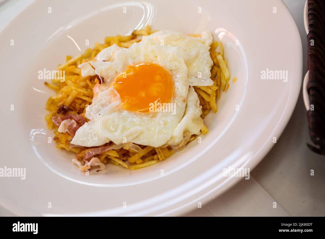 Huevo cabreado. Angre eggs Stock Photo - Alamy