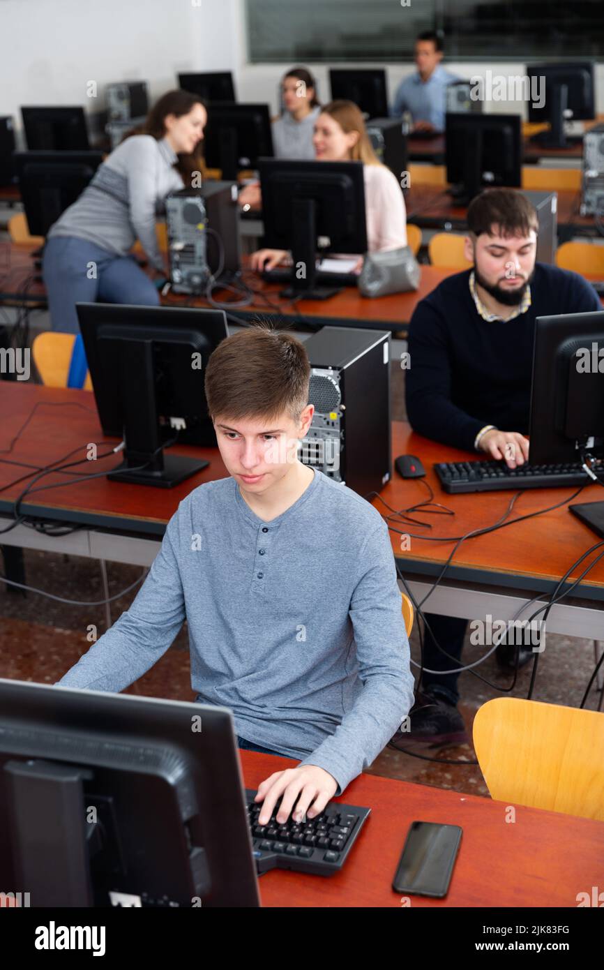 Computer lessons for adults in classroom Stock Photo - Alamy