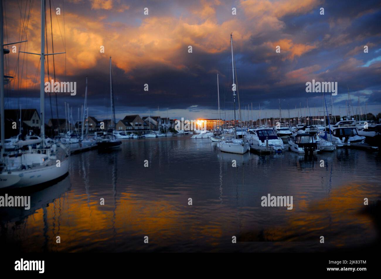 SUN GOES DOWN OVER PORT SOLENT MARINA, PORTSMOUTH, HANTAS PIC MIKE ...