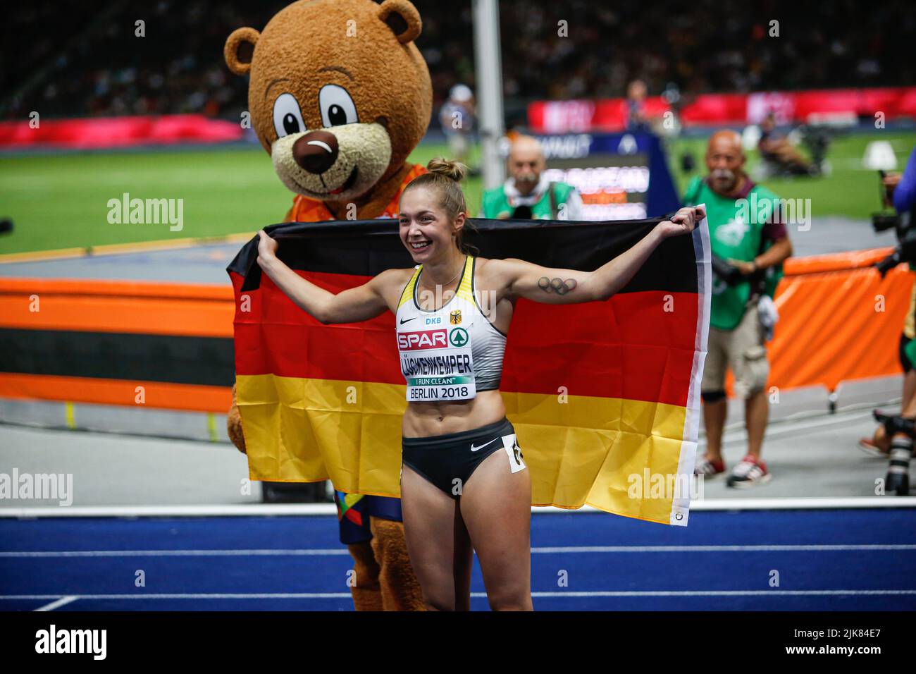 Gina Lückenkemper With the flag of his country participating in the 100 ...