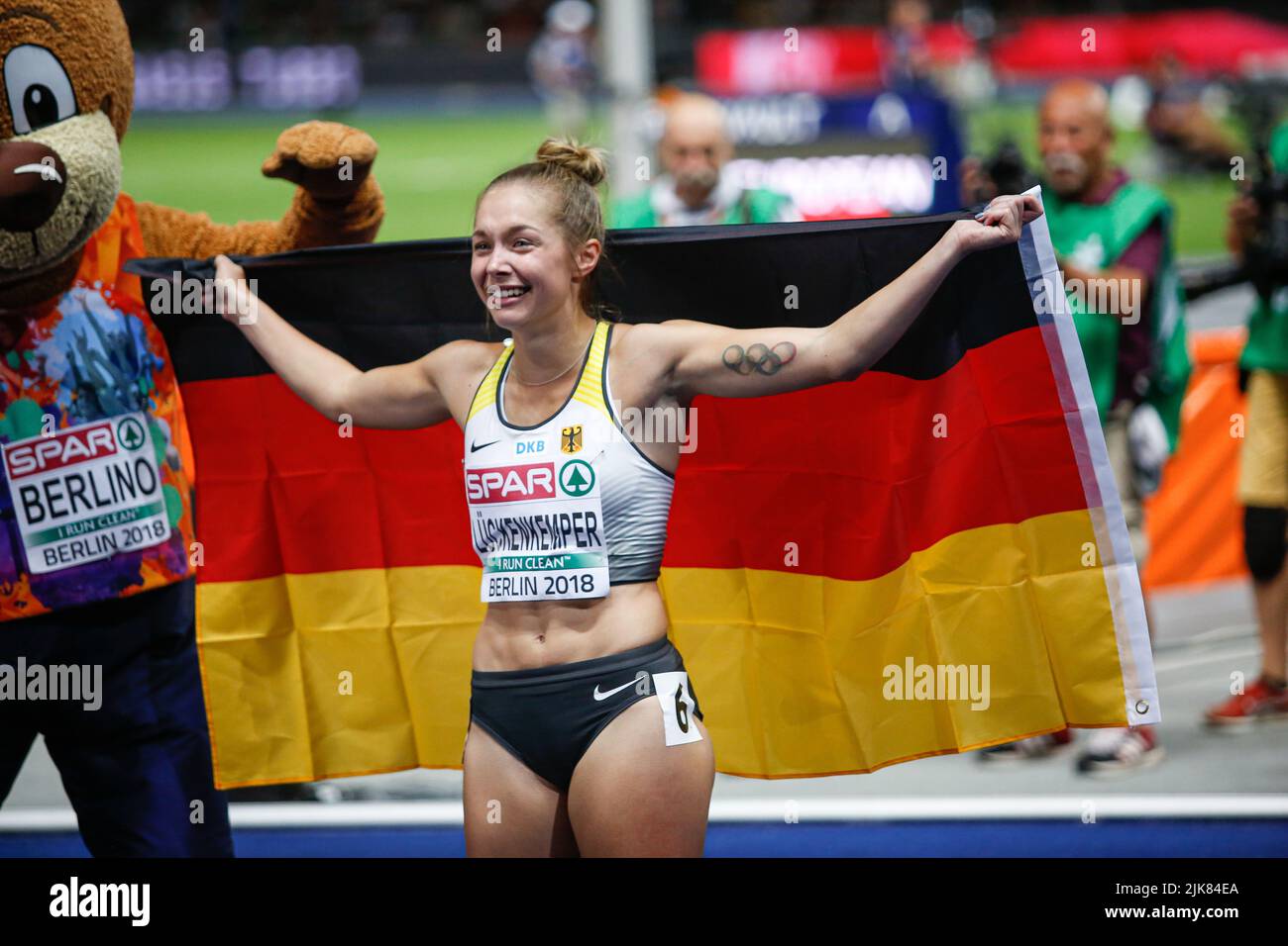 Gina Lückenkemper With the flag of his country participating in the 100 ...